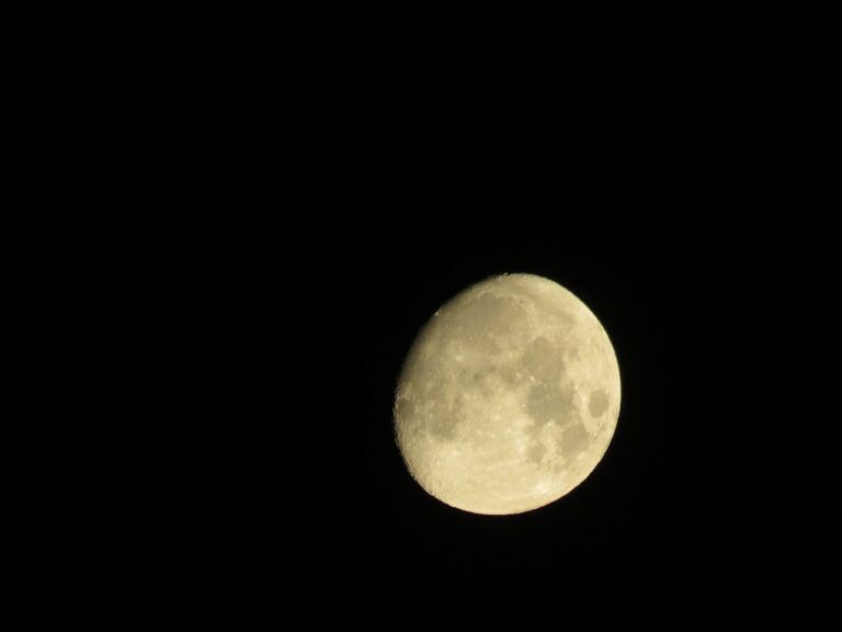 Facts about the moon - Gravity, size, temperature, etc.